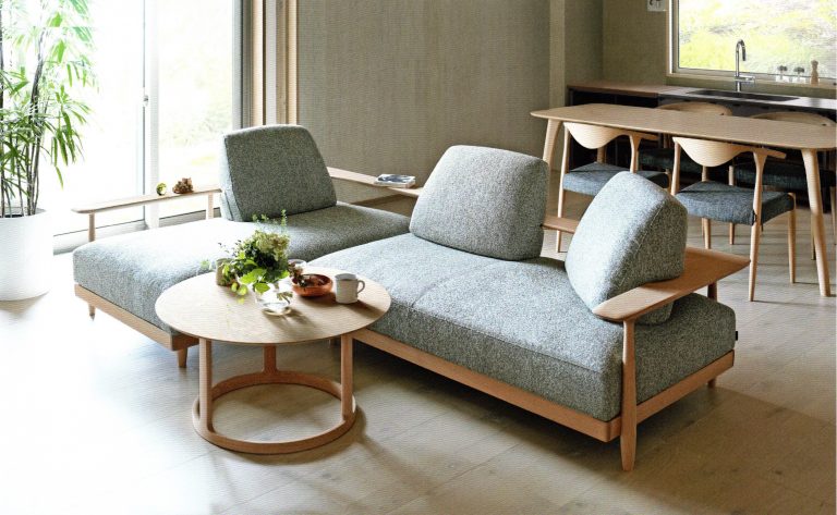 光や風が通り抜ける開放的な空間に上質な感触のソファ | 家具の情報【KAGU TIMES】